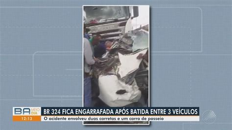 Batida Entre Carro E Carretas Deixa Duas Pessoas Gravemente Feridas E