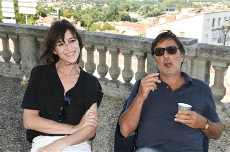 Charlotte Gainsbourg Sa Fille Alice Surprend Les Fesses En Avant Et