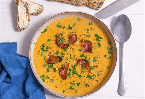 Græskarsuppe med linser og serranoskinke serveret med lunt flute