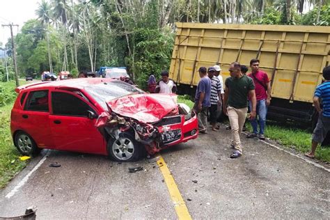 Adu Banteng Truk Vs Minibus Warga Kendari Jadi Korban GenPI Co SULTRA