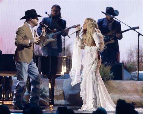 Carrie Underwood Shocks Cma Awards Crowd With Surprise Duet Of Im Gonna Love You Alongside