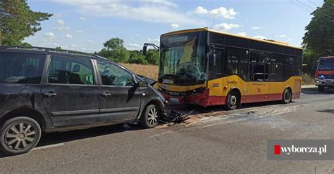 Wypadek w Łodzi Czołowe zderzenie autobusu z osobówką Są ranni