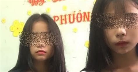 Sốc Nữ sinh 14 tuổi biến đồng phục thành áo ngực nhảy nhót khoe vòng