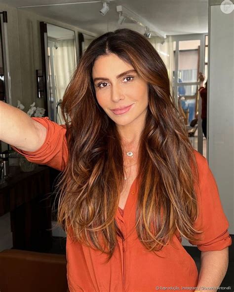 Giovanna Antonelli sem make posa de biquíni cavado em foto e corpo