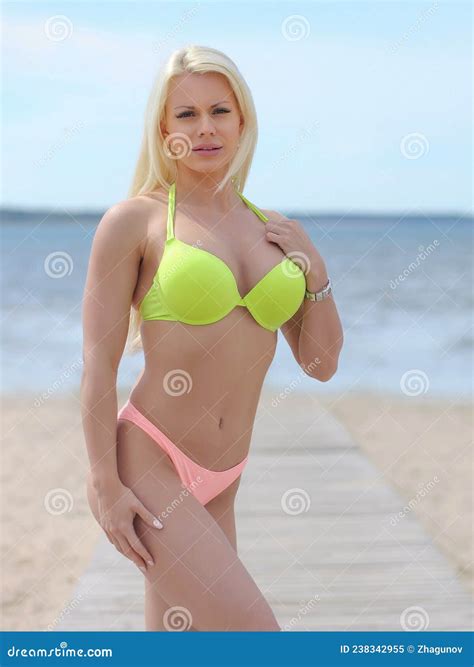 Mujer En Bikini En La Playa Imagen De Archivo Imagen De Encantador