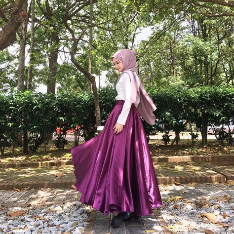 Skirt Kembang Merah Nathan Carr
