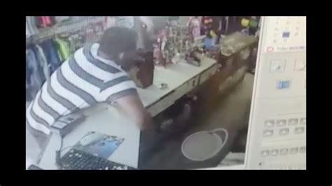 Homem furta celular de balcão de loja em Cabo Frio no RJ Região dos