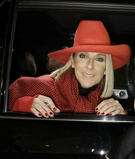 Photo Exclusif Celine Dion salue ses fans à la fenêtre du véhicule