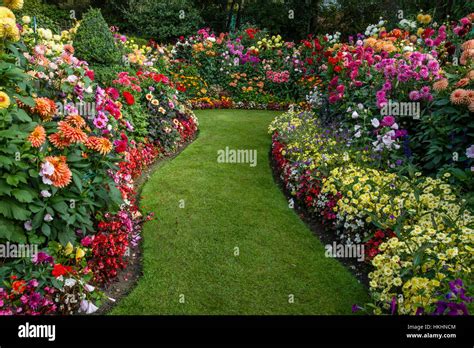 Curved Lawn Hi Res Stock Photography And Images Alamy