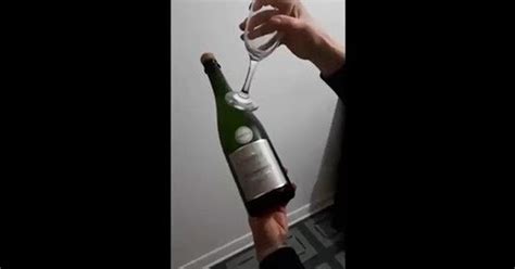 ¡no Tengo Tele No Es Fácil Abrir Una Botella De Champán Con Una Copa