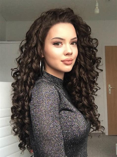 20 Most Trendy Hairstyles For Women Over 40 To Look Younger Curly Hair Styles Long Hair