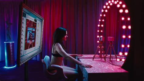 Cam Explained Netflix Original Movies Horror Movies On Netflix Netflix