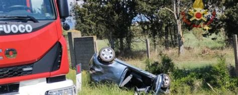 Perde Il Controllo Dell Auto Che Si Ribalta Ferita Gravemente Una