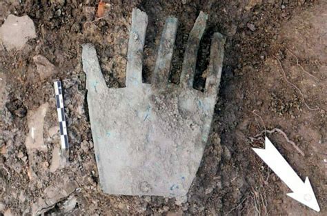 Испанские археологи исследовали бронзовую 2000 летнюю руку найденную