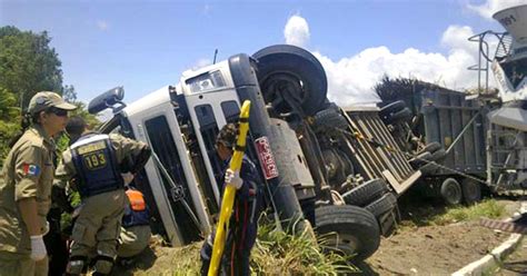 G1 Caminhão tomba na BR 424 em Alagoas notícias em Brasil