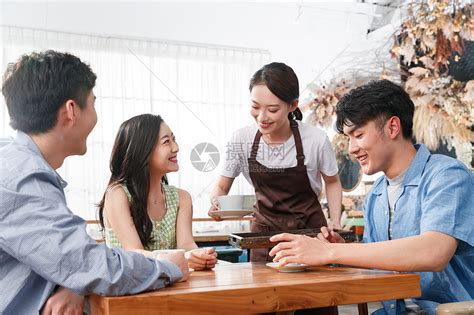 在咖啡馆里的年轻朋友高清图片下载 正版图片507684037 摄图网