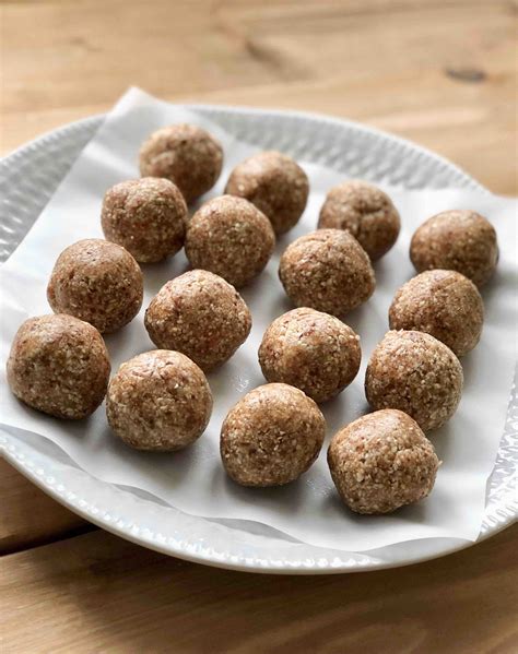 Boules dénergie aux amandes et à la noix de coco A Dash Of Wholesome