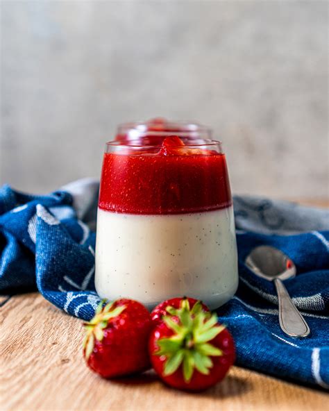 Panna Cotta im Glas Panna Cotta mit Erdbeersauce weiße Schokolade