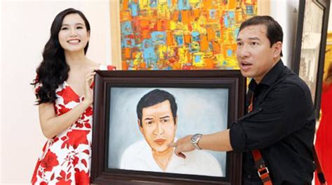 Danh hài Quang Thắng cười tít mắt khi được Lương Giang tặng ảnh chân