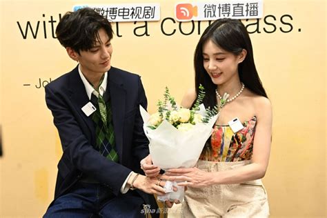 玖狰果汁新浪扫楼 毕雯珺公主抱李一桐做蹲起 新浪图片