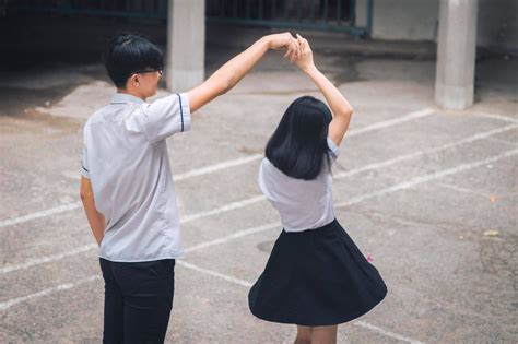 Bộ ảnh tình bể bình của cặp đôi học sinh khiến cộng đồng mạng trầm