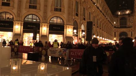 Milano In Galleria Acceso Lalbero Di Natale Targato Gucci Piramide