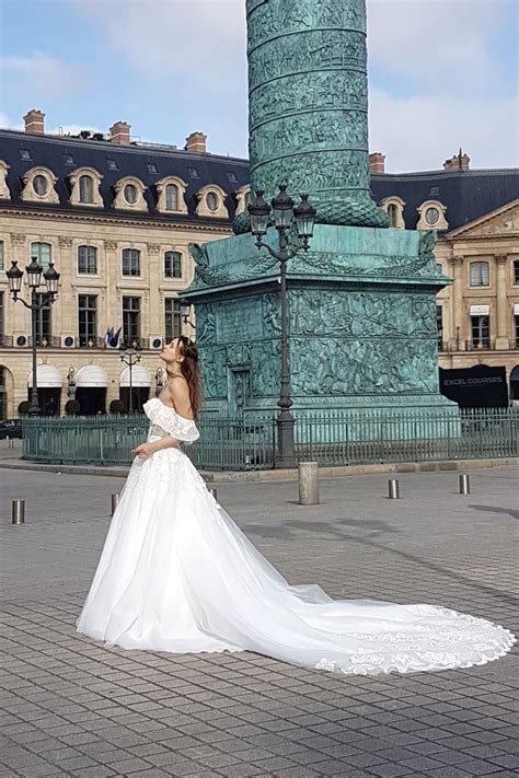 Robe de mariée à très longue traine Oksana Mukha Robe de mariee