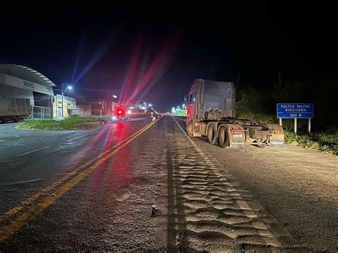 Acidente entre moto e caminhão deixa uma vítima grave na MG 050 em