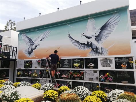 Mogán coloca flores a las personas difuntas del cementerio municipal