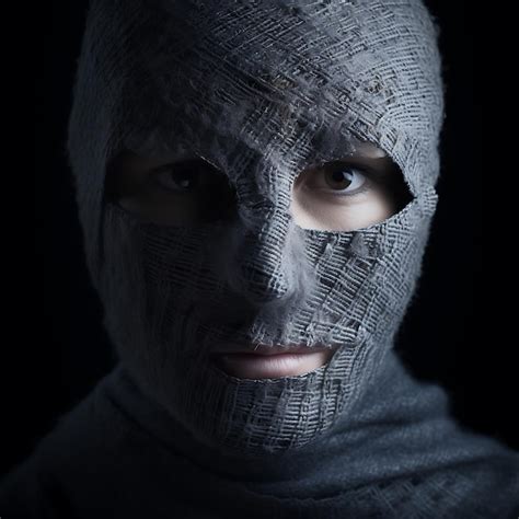 Cara en primer plano de un hacker anónimo con una máscara Concepto de