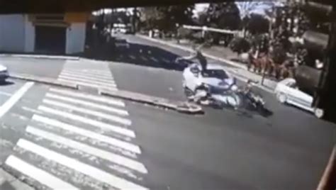 Motociclista Fura Sinal Vermelho E Bate Contra Carro No Centro De