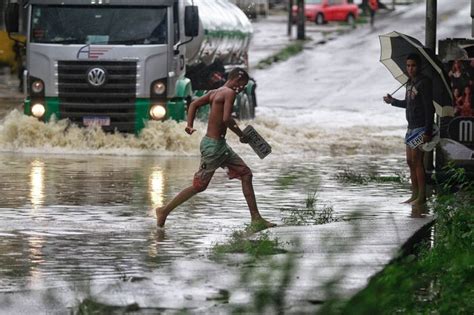 Moradores Do Grande Recife Relatam Transtornos Causados Pelas Chuvas