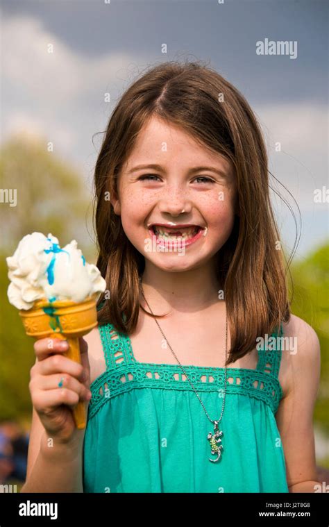 Petite Fille Souriante Mangeant Une Glace Banque De Photographies Et D