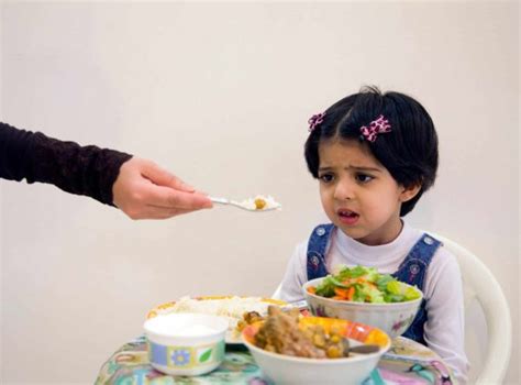 Cómo pueden los padres ayudar a sus hijos a luchar contra la comida