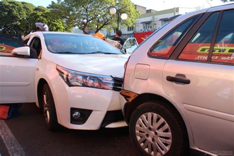 Mulher Passa Mal Ao Volante E Colide Em Dois Carros Na Moura Andrade