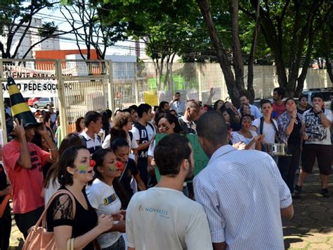 G1 Professores e alunos fecham avenida de Ribeirão Preto em