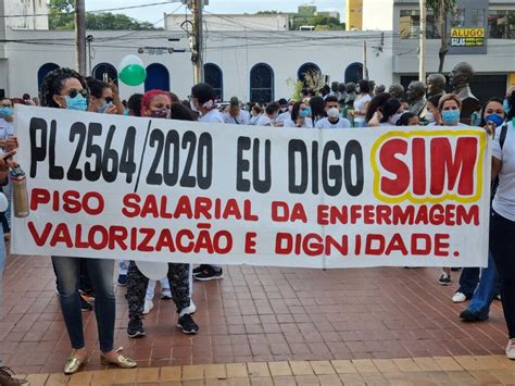 Profissionais da enfermagem fazem manifestação em Cuiabá a favor de PL