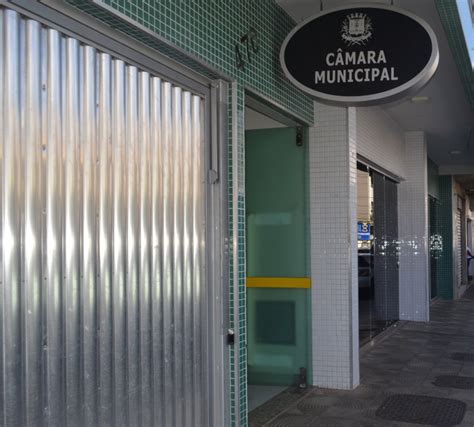 Vereadores derrubam veto de prefeito ao aumento dos próprios salários