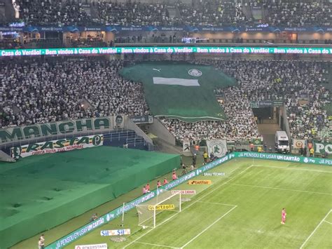 Palmeiras vence Bahia e diminui a diferença na liderança do Brasileirão