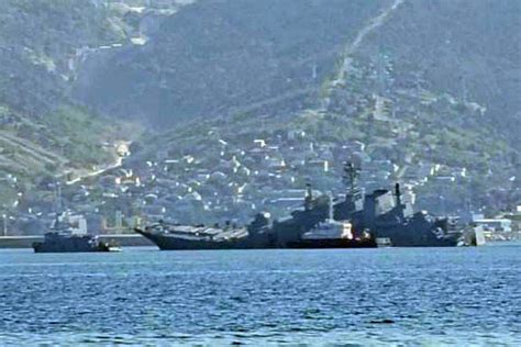 Navio de guerra russo é rebocado após ataque de drone marítimo