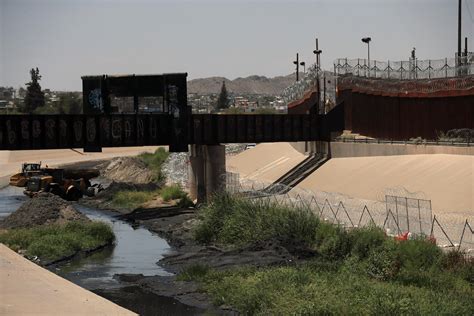 FOTOS Limpian Río Bravo de la basura dejada por la ola migratoria