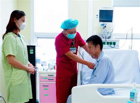 Cứu sống người đàn ông bị đâm thủng tim ruột lòi ra ngoài