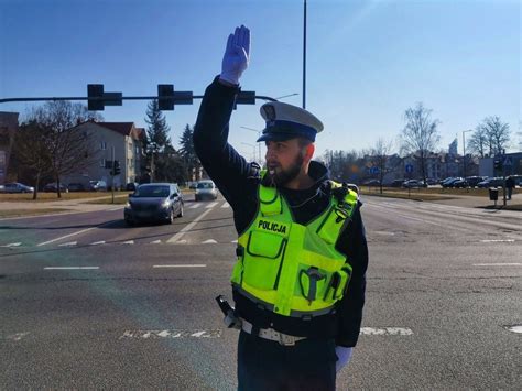 Kierowanie ruchem przez policjanta Co oznaczają sygnały policjanta