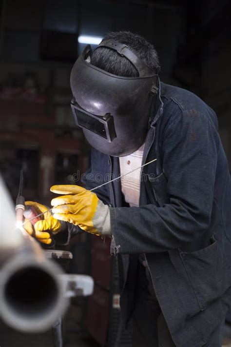 Trabajador Del Trabajador Industrial En La Estructura De Acero De
