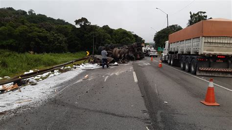 Carreta Tomba E Bloqueia BR 376 Em Guaratuba Mobilidade Curitiba