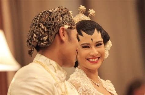 Gaya Makeup Para Artis Yang Menikah Dengan Adat Jawa