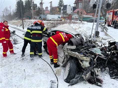 Mașină lovită de tren în Bușteni Trei persoane printre care un copil