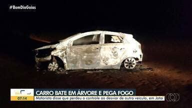 Bom Dia GO Carro bate em árvore e pega fogo em Jataí Globoplay