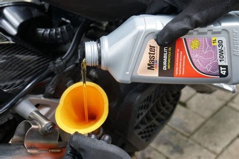 Ganti Oli Mesin Motor Sendiri Ketika PSBB Begini Tahapannya