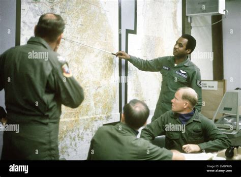 Un sargento técnico informa a un equipo de actividades de inteligencia